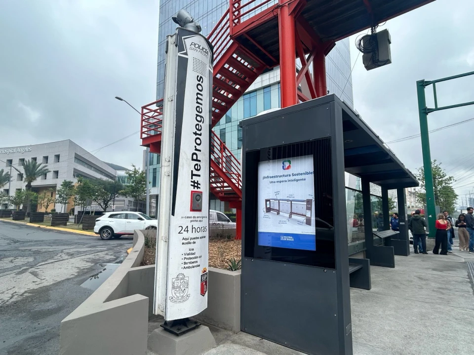 Instalan parada de camión inteligente en San Pedro, N.L.