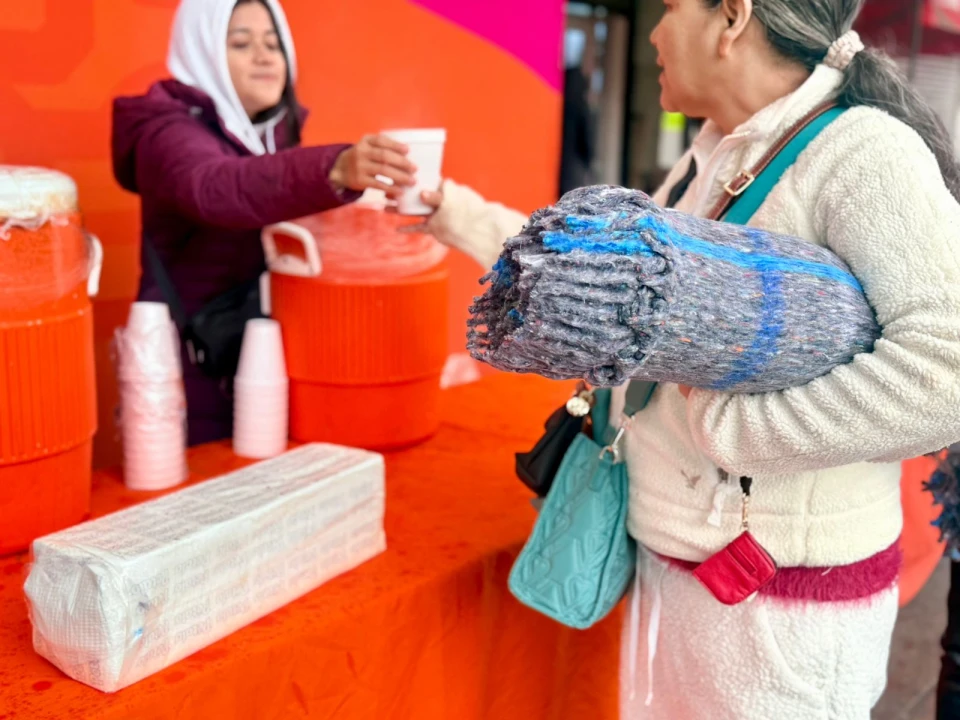 Ayudan a gente vulnerable con Operativo Invernal en el Centro de Monterrey