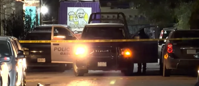 Sofocan incendio de basura en la vía publica en Monterrey - Ciudad de Noche