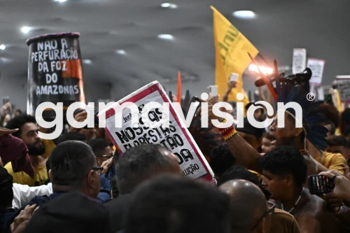 Habitantes de Munduruku bloquean entrada de la sede COP30 para frenar ...