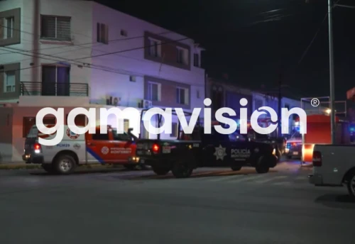 Sofocan incendio de basura en la vía publica en Monterrey - Ciudad de Noche